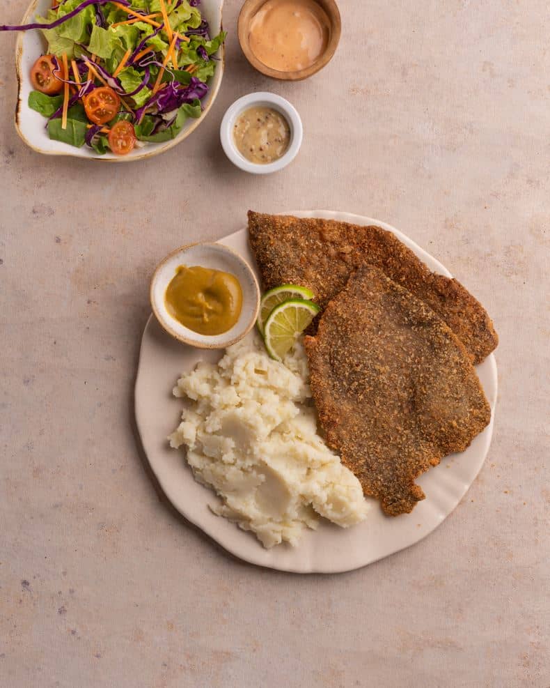 Tradicional milanesa acompañada de suave puré de papa, un clásico ...